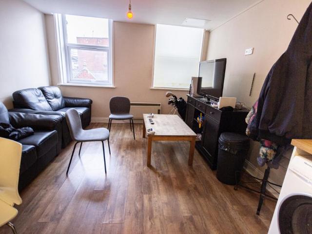8 The Gatehouse, 70 St. Andrews. 3 bed flat to rent £1,885 pcm £435 pw