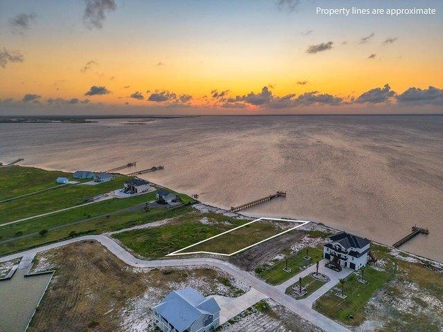 8 Tradewinds Cir, Rockport, TX 78382