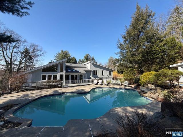 8 Union Hill Rd, Denville, NJ 07834 | MLS #26010 | Compass