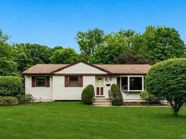 8 Victoria Dr, Nanuet, NY 10954
