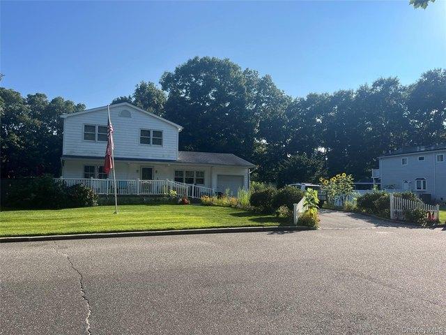 8 Virginia Dr, Medford, NY 11763