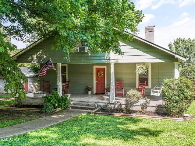 8 W Farrell St