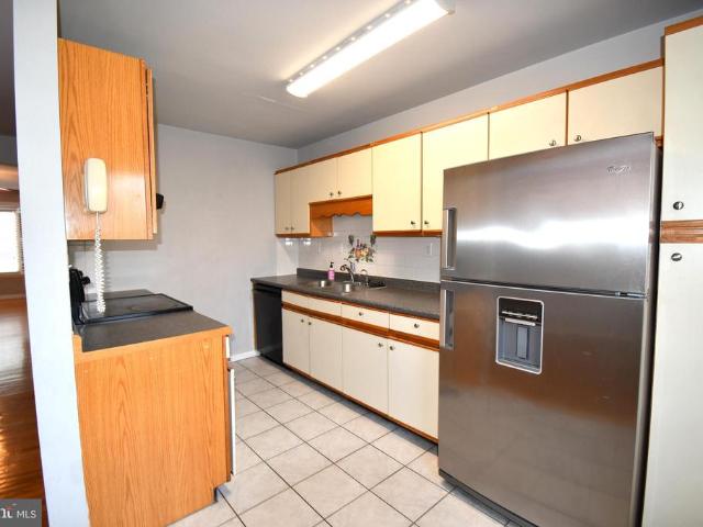 8 W Monmouth Street