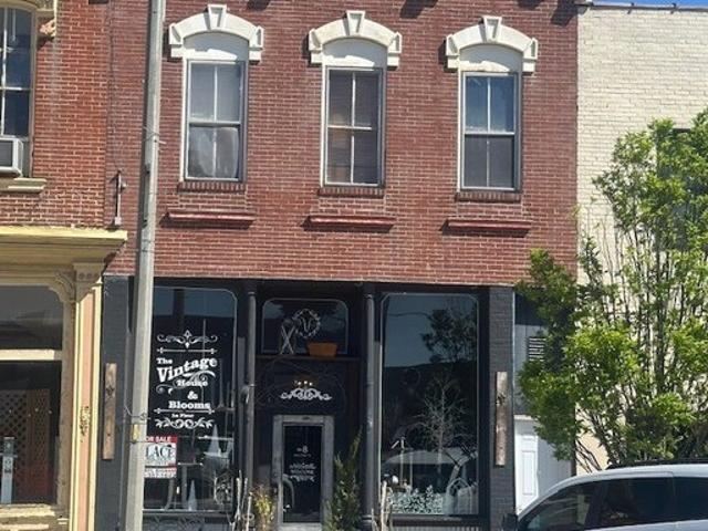 8 W Main St, Du Quoin, IL 62832