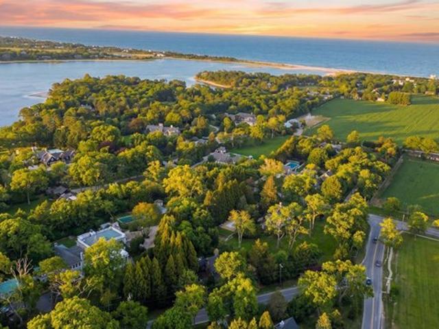 8 Wainscott Stone Rd, Wainscott, NY 11975