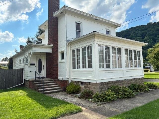 8 Walnut St, Warren, PA 16365