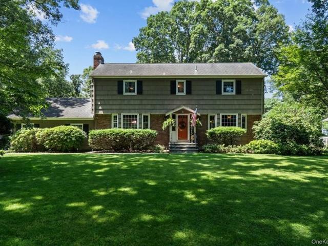 8 Washington Ave, East Setauket, NY 11733