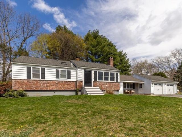 8 Warner Ln, Hampton, NH 03842