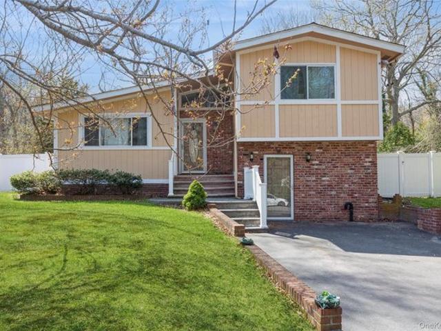 8 Water Rd, Rocky Point, NY 11778