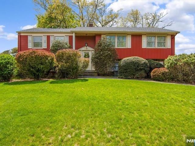 8 Wedgewood Dr, Wayne, NJ 07470