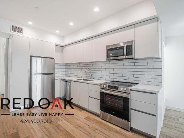 ~8 Weeks FREE + LOW DEPOSIT~ Bright Two Bedroom with Hardwood Style Floors and Stainless Steel Appliances ~ In Exposition Park! *Move In Special