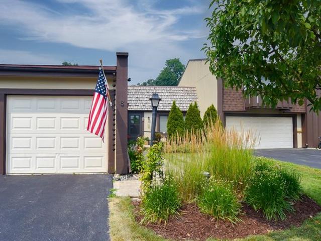 8 Westwood Dr, Indian Head Park, IL 60525