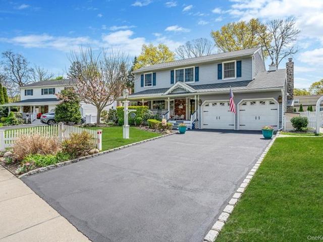 8 Whisper Ln, Smithtown, NY 11787