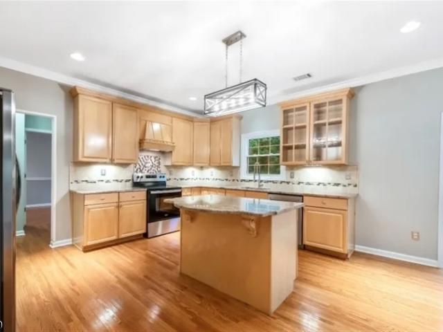 8 Whispering Woods Ln