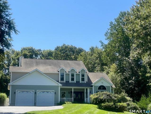 8 White Oak Ln, Waterford, CT 06375