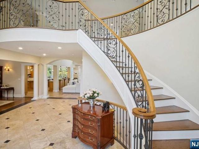 8 Willow Drive