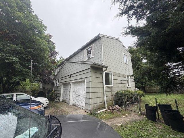 8 Windus Dr, Shirley, NY 11967