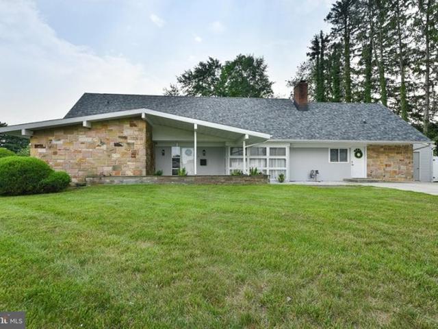 8 Windover Ln, Willingboro, NJ 08046