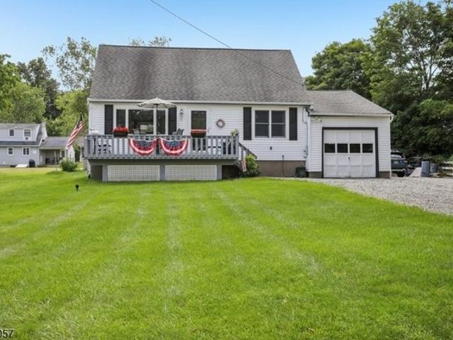 8 Windsor Rd, West Milford, NJ 07480