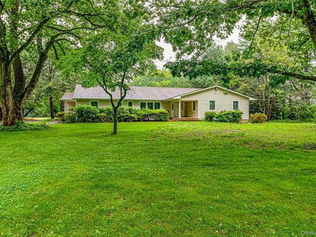 8 Woodvale Dr, Laurel Hollow, NY 11791