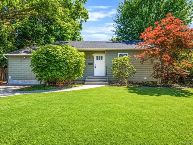 8 Wood Haven Pl, East Northport, NY 11731