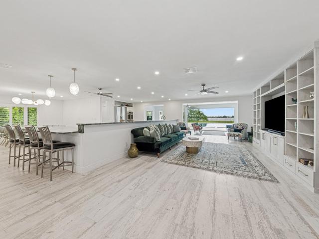 8 Woodbrook Circle, West Palm Beach, US, FL