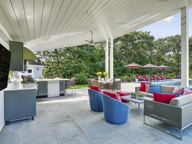 8 Woodhaven Dr, Edgartown, MA 02539