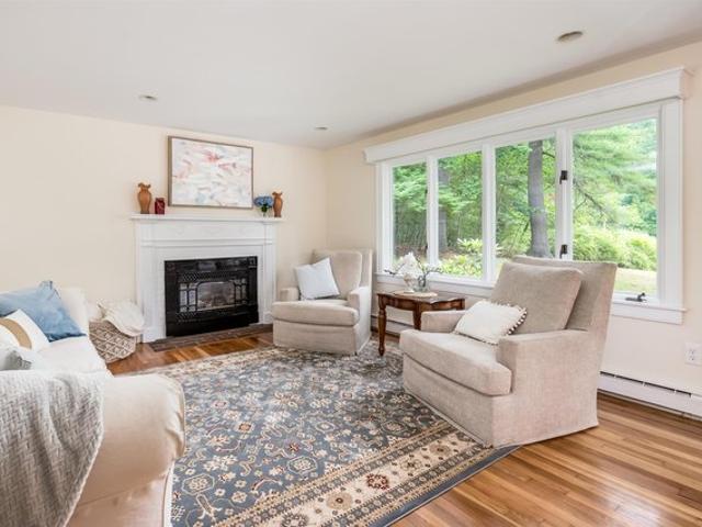8 Woodridge Rd, Durham, NH 03824