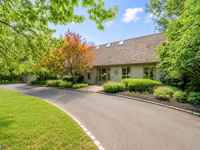 8 Woods Ln