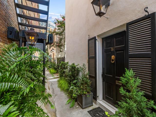 8 & 1/2 Elliott St