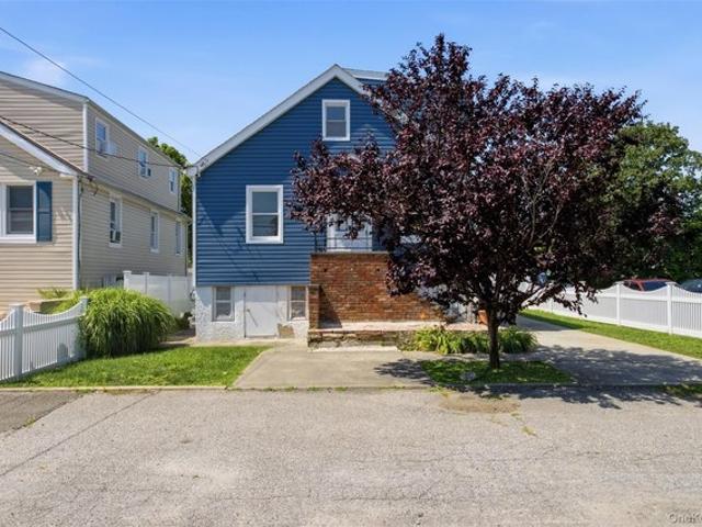 8 5th St, Bayville, NY 11709