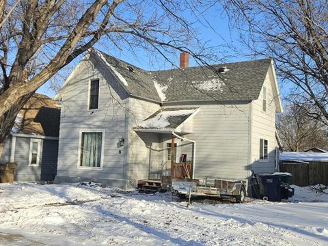 8 6th St NE, Watertown, SD 57201