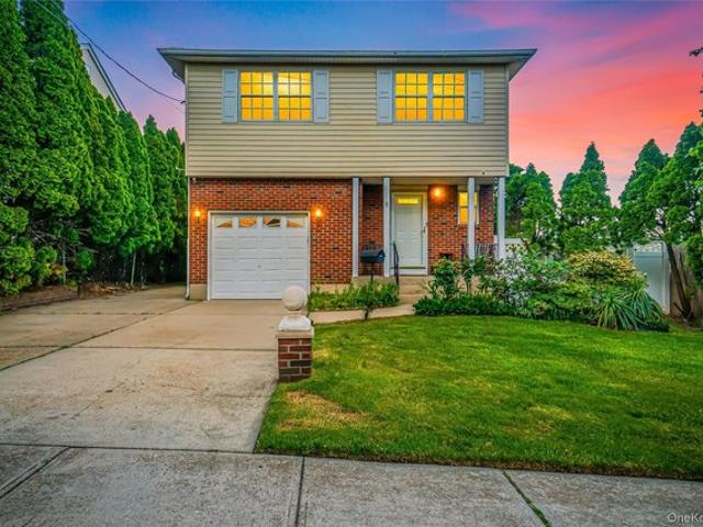 8 8th St, New Hyde Park, NY 11040