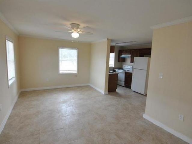 8Unit Apt Bldg located in growing city of Mulberry