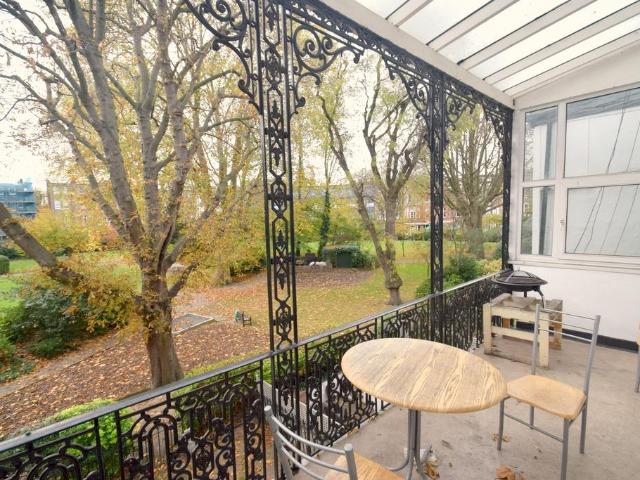 93 Warwick Road, LONDON SW5 2 bed apartment to rent £2,850 pcm £658 pw
