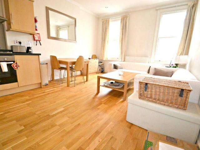 93 Warwick Road, LONDON SW5 3 bed apartment to rent £3,500 pcm £808 pw
