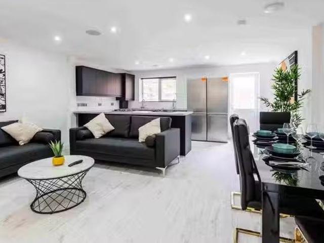 93 Avondale Road, L15 6 Beds 5 Baths