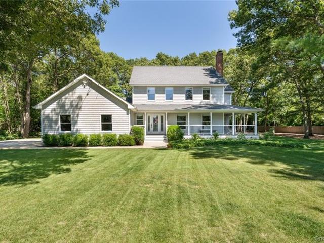 93 Chestnut St, Mount Sinai, NY 11766