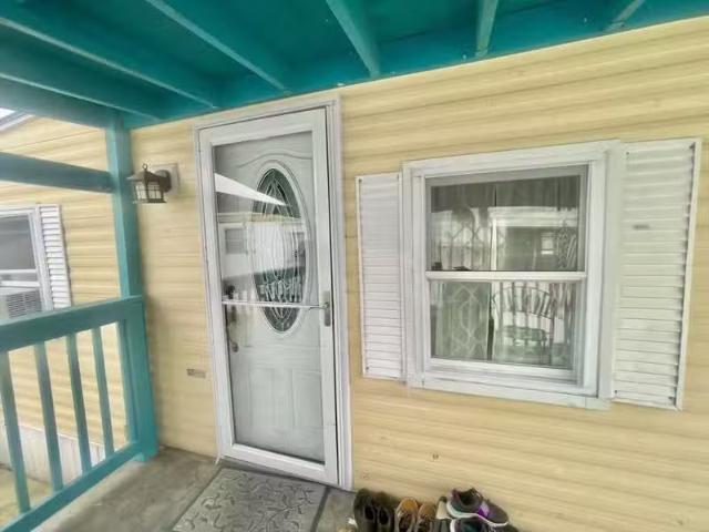 93 Grochmal Ave, 39, Springfield, MA 01151 648385429