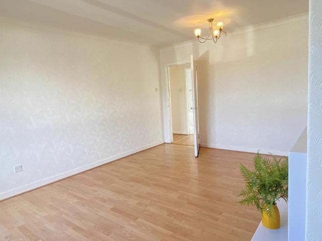 93 Hillington Road South