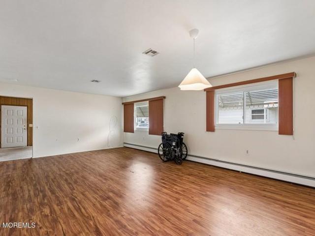 93 Hyannis St, Toms River, NJ 08757