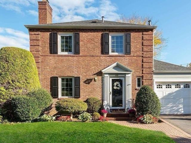 93 Kingsbury Rd, Garden City, NY 11530