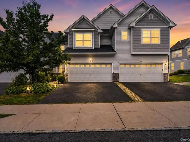 93 Meadow View Dr, Middletown, NY 10940