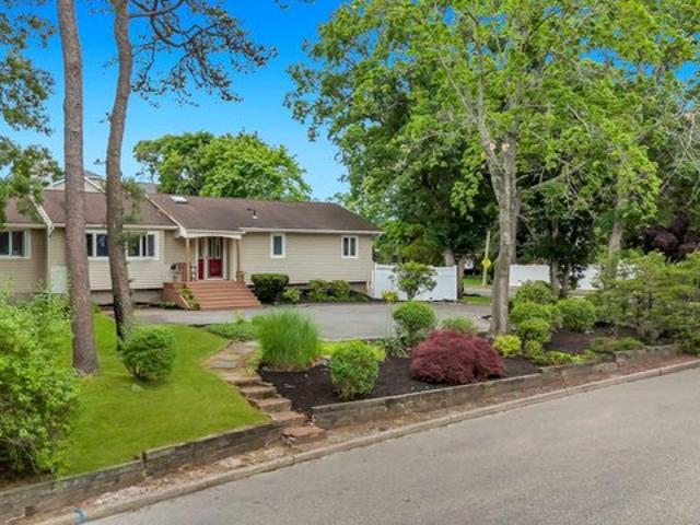 93 Midwood Ave, Nesconset, NY 11767