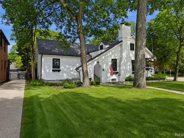 93 Oakdale Boulevard
