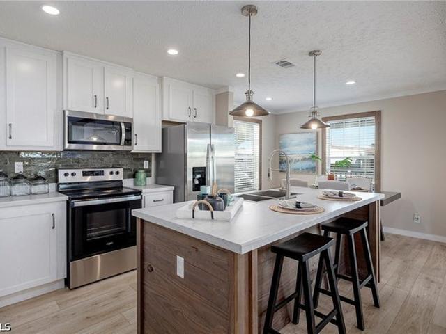 93 Poinsettia Dr, Fort Myers, FL 33905
