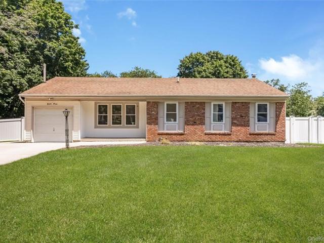 93 Raynor Rd, Ridge, NY 11961
