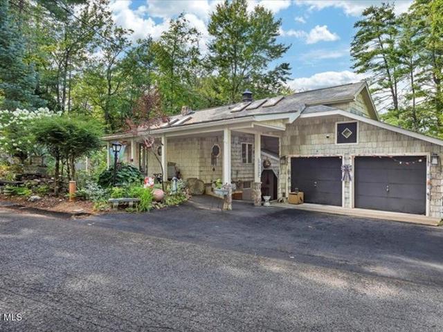 93 Sagamore Dr, Lake Luzerne, NY 12846