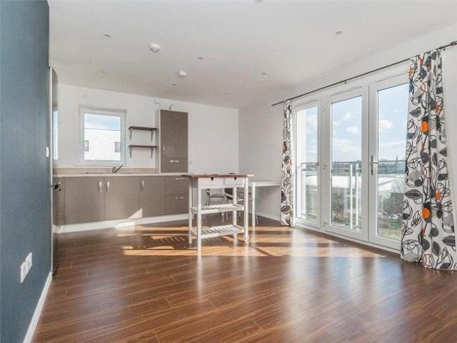 93T Arneil Drive, Edinburgh, EH5 2GS 2 bed flat to rent £1,295 pcm £299 pw
