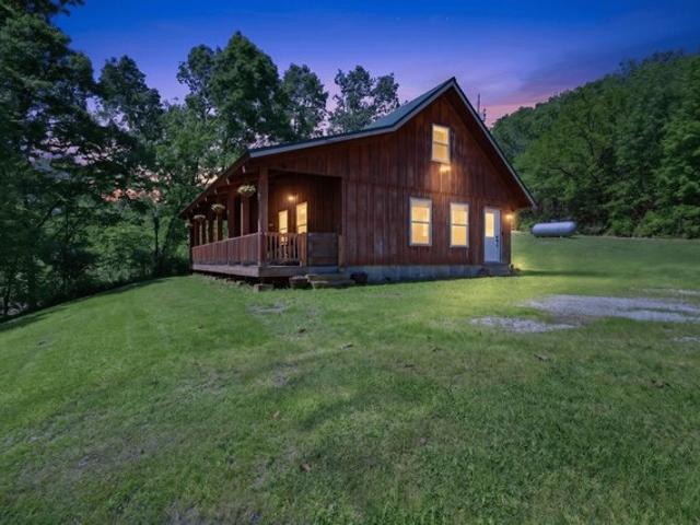 9004 Timber Dr, Mountain Grove, MO 65711
